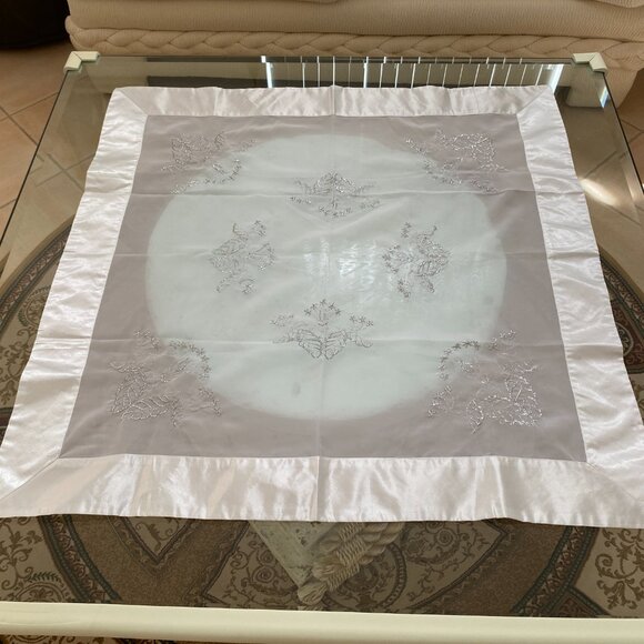 Accents | White Colored With Silver Accents Table Runner Overlay | Poshmark